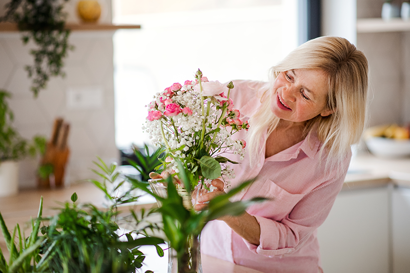 7 Surprising Benefits Of Flower Arranging For Seniors – Morada Senior ...